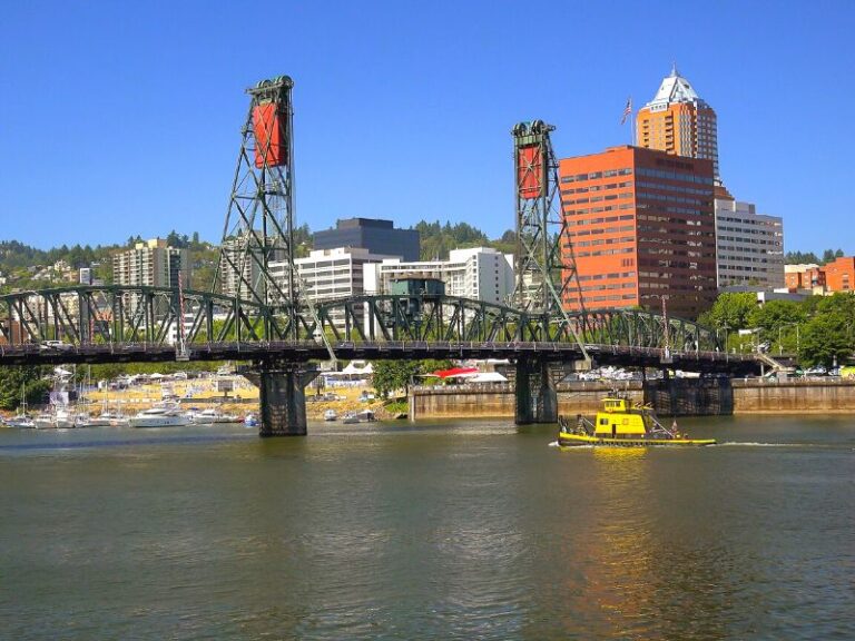 Best Kayaking Spots In and Around Portland, Oregon